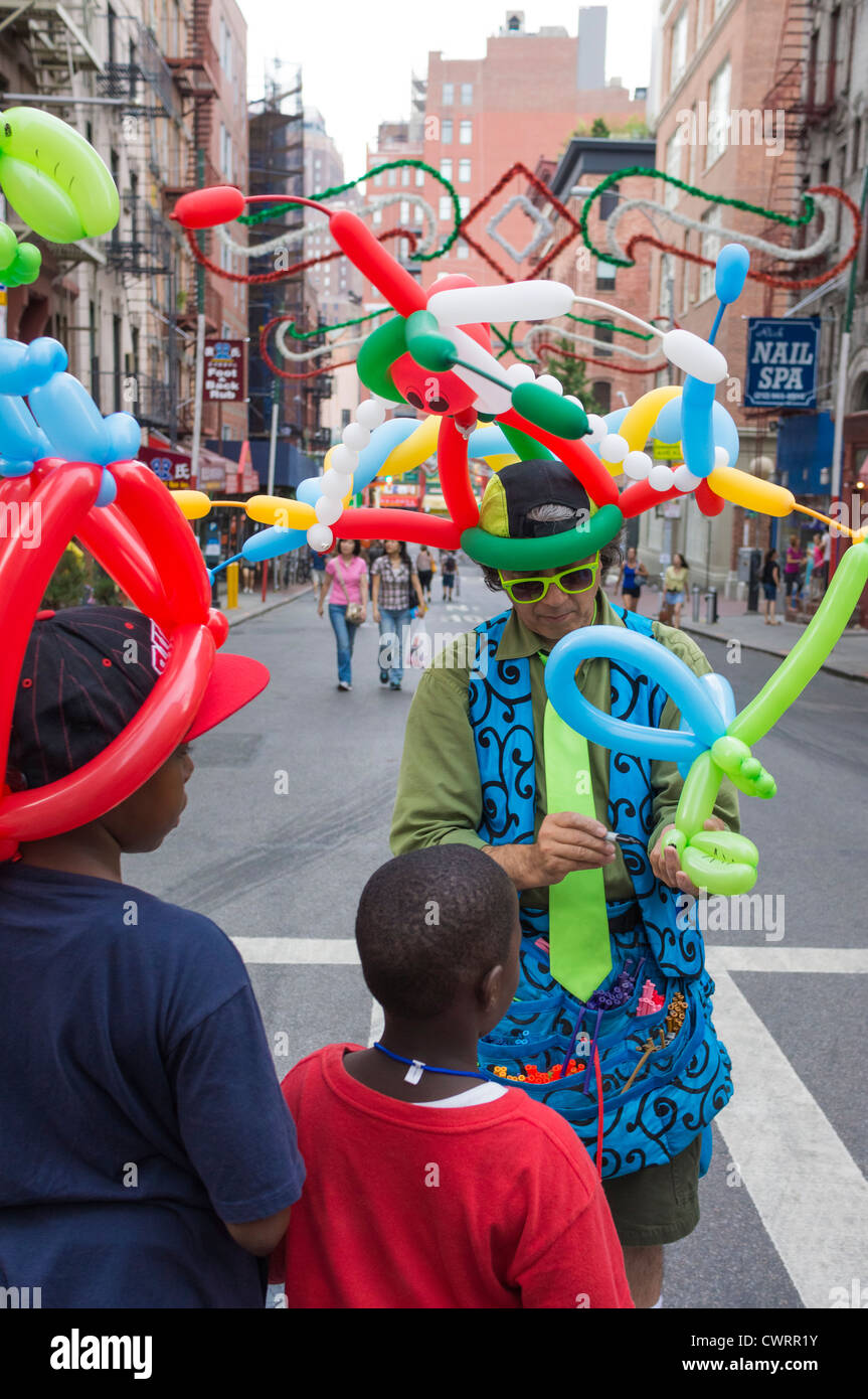 Balloon sculptures hi-res stock photography and images - Alamy