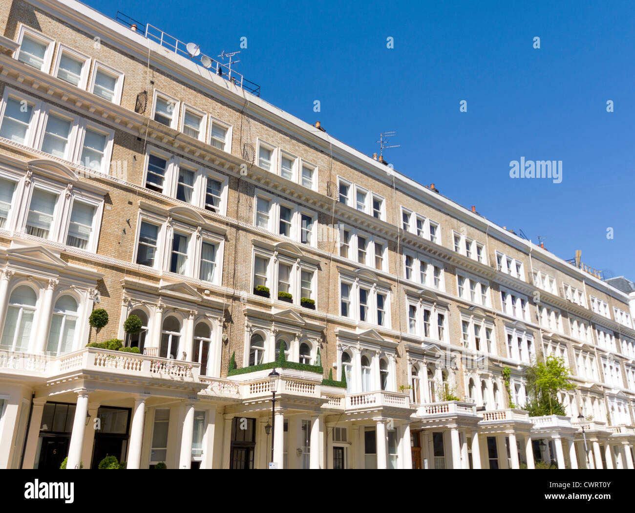 Row houses in london hi-res stock photography and images - Alamy