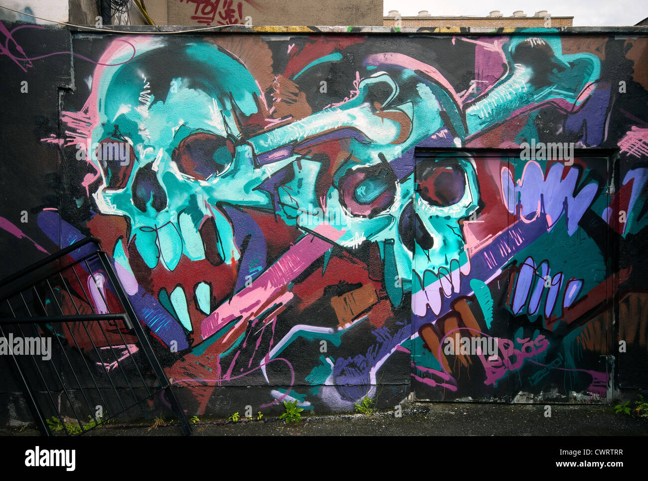 Skull and bones graffiti Stock Photo - Alamy