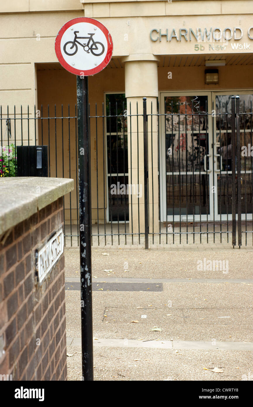 Cycle with no cycle sign hi-res stock photography and images - Alamy