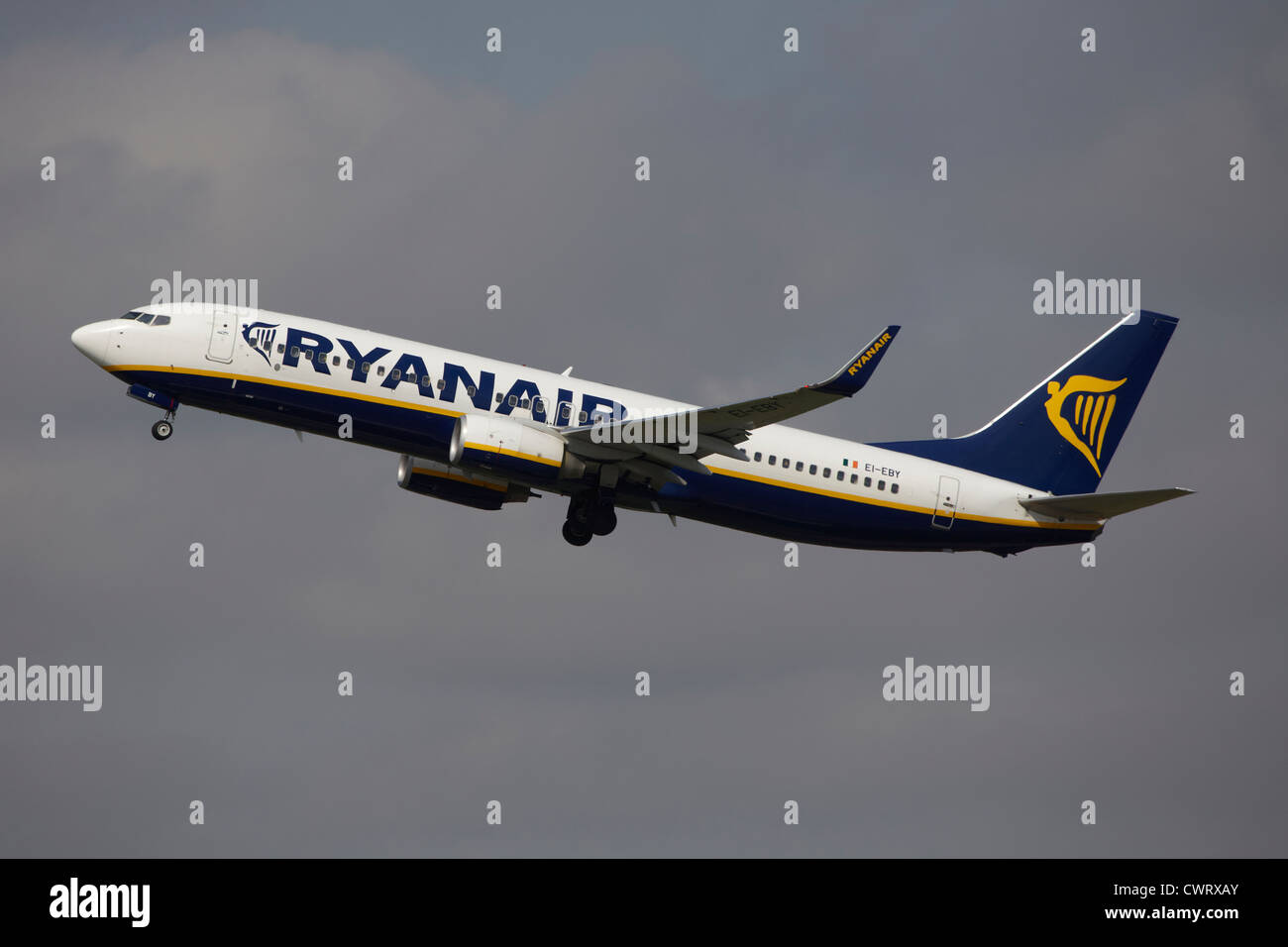 Ryanair Boeing 737 take off at Manchester Airport Stock Photo - Alamy