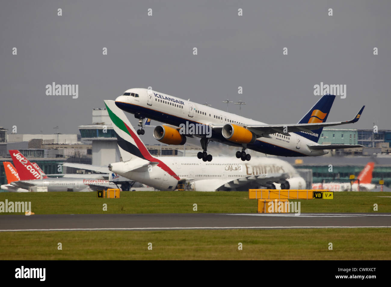 Boeing 757 take off hi-res stock photography and images - Alamy