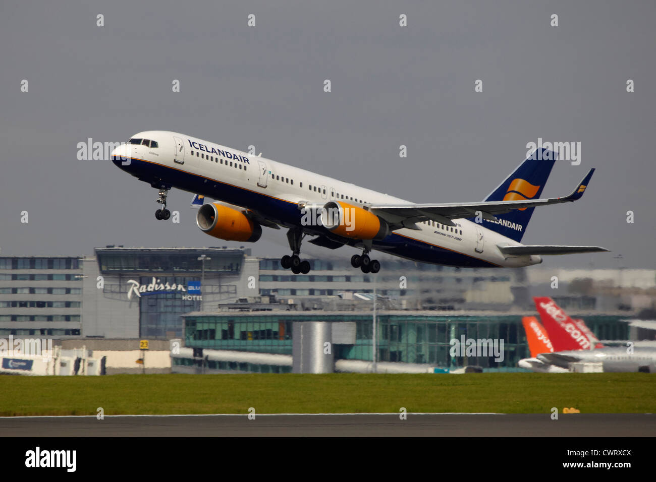 Icelandair Boeing 757 take off at Manchester Airport Stock Photo - Alamy