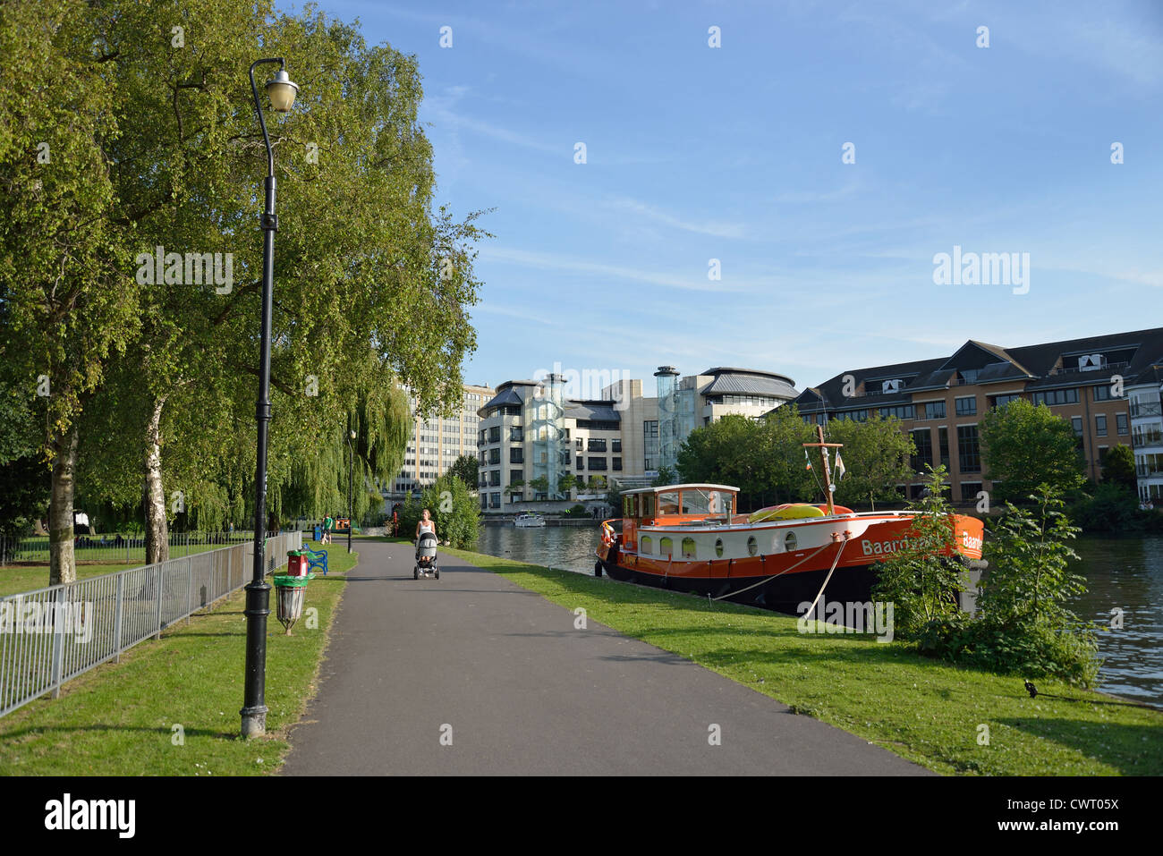 Riverside path on River Thames, Christchurch Meadows, Caversham ...