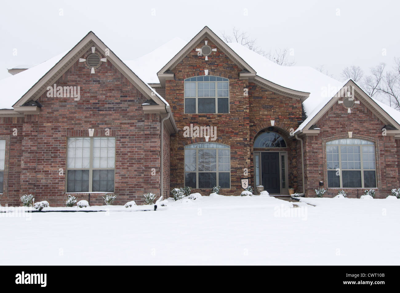 Suburban house winter hi-res stock photography and images - Alamy