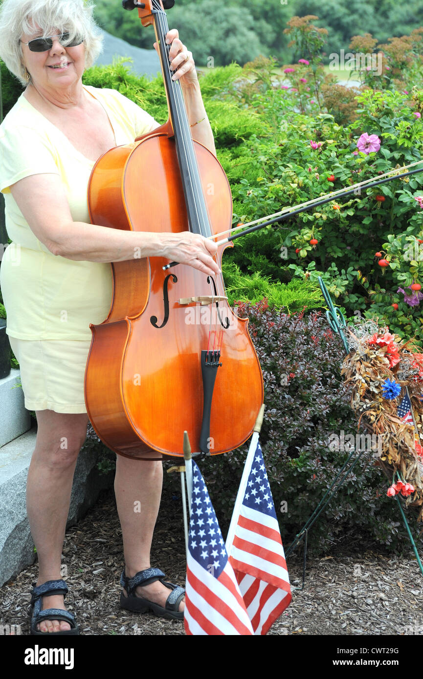 Woman cellist performing cello hi-res stock photography and images - Alamy