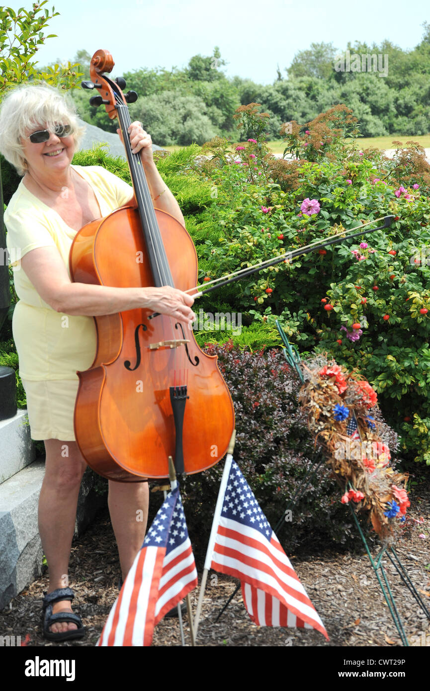 Female cellist performing Stock Photo - Alamy
