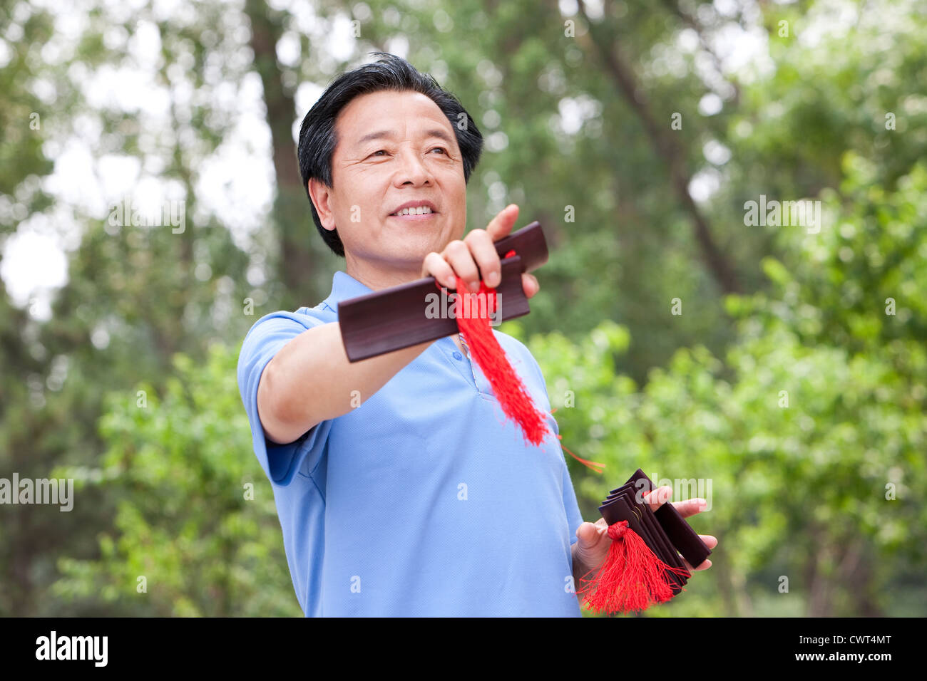 Senior man playing Kuaiban in park Stock Photo - Alamy