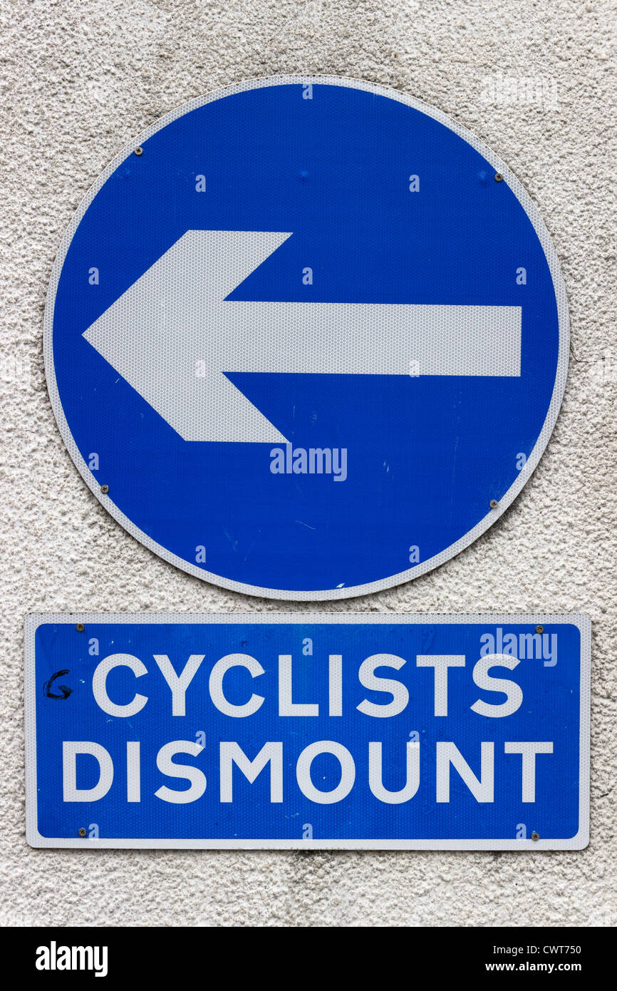 Cyclists dismount sign Stock Photo - Alamy
