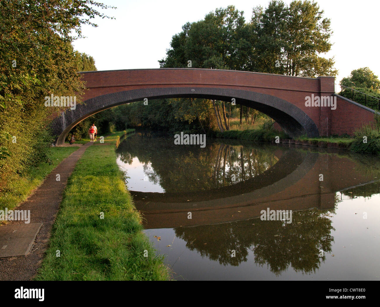 Footbridge over grand union canal hi-res stock photography and images ...