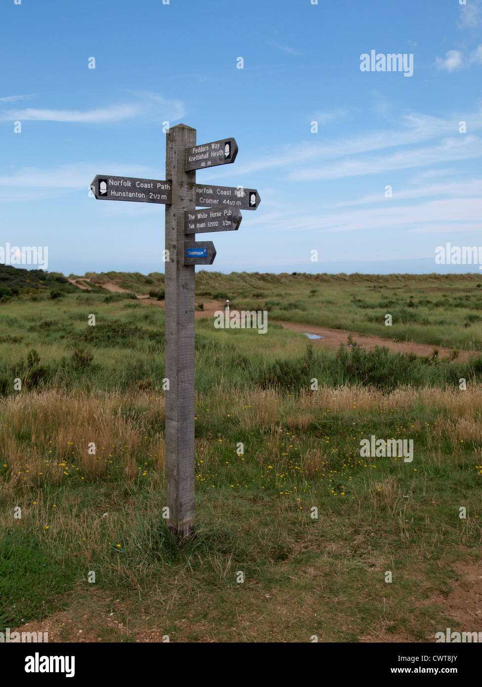 Norfolk coast path signpost at Holme-Next-The-Sea, UK Stock Photo - Alamy