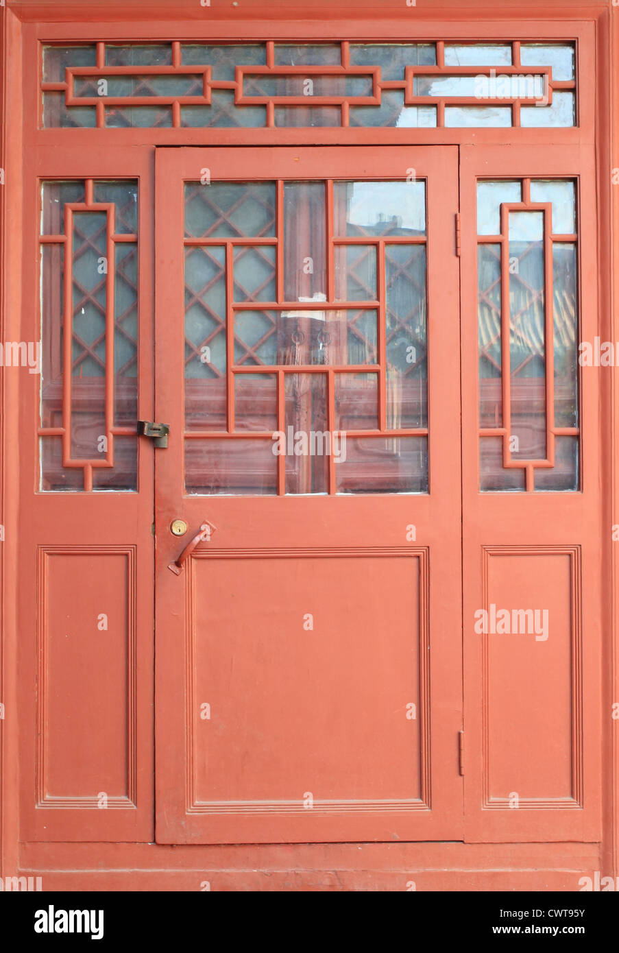 Traditional chinese red door Stock Photo - Alamy