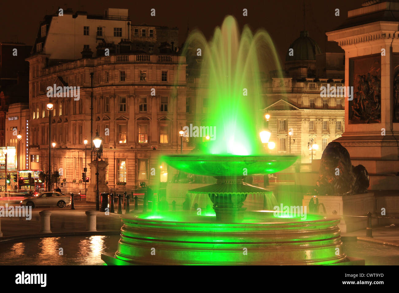 London trafalgar square fountain hi-res stock photography and images ...