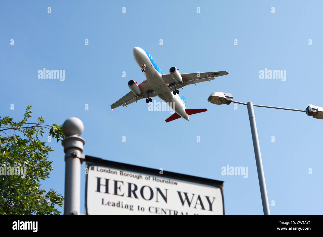 Aircraft landing over road hi-res stock photography and images - Alamy