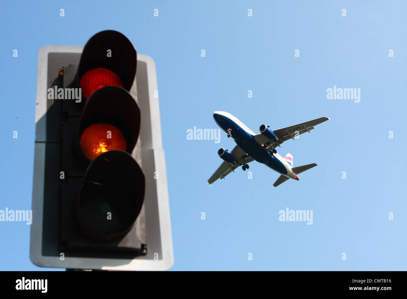 Aircraft coming into land hi-res stock photography and images - Alamy