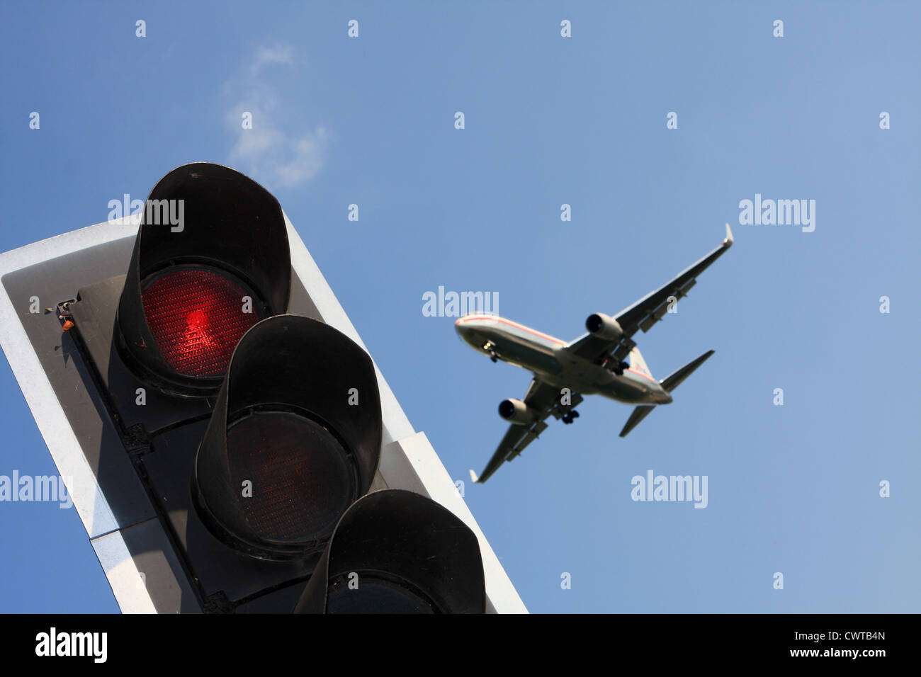 Aircraft landing lights heathrow hi-res stock photography and images ...