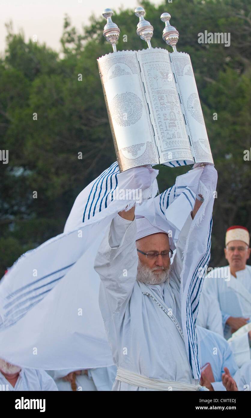 Ancient torah jewish scroll hi-res stock photography and images - Alamy