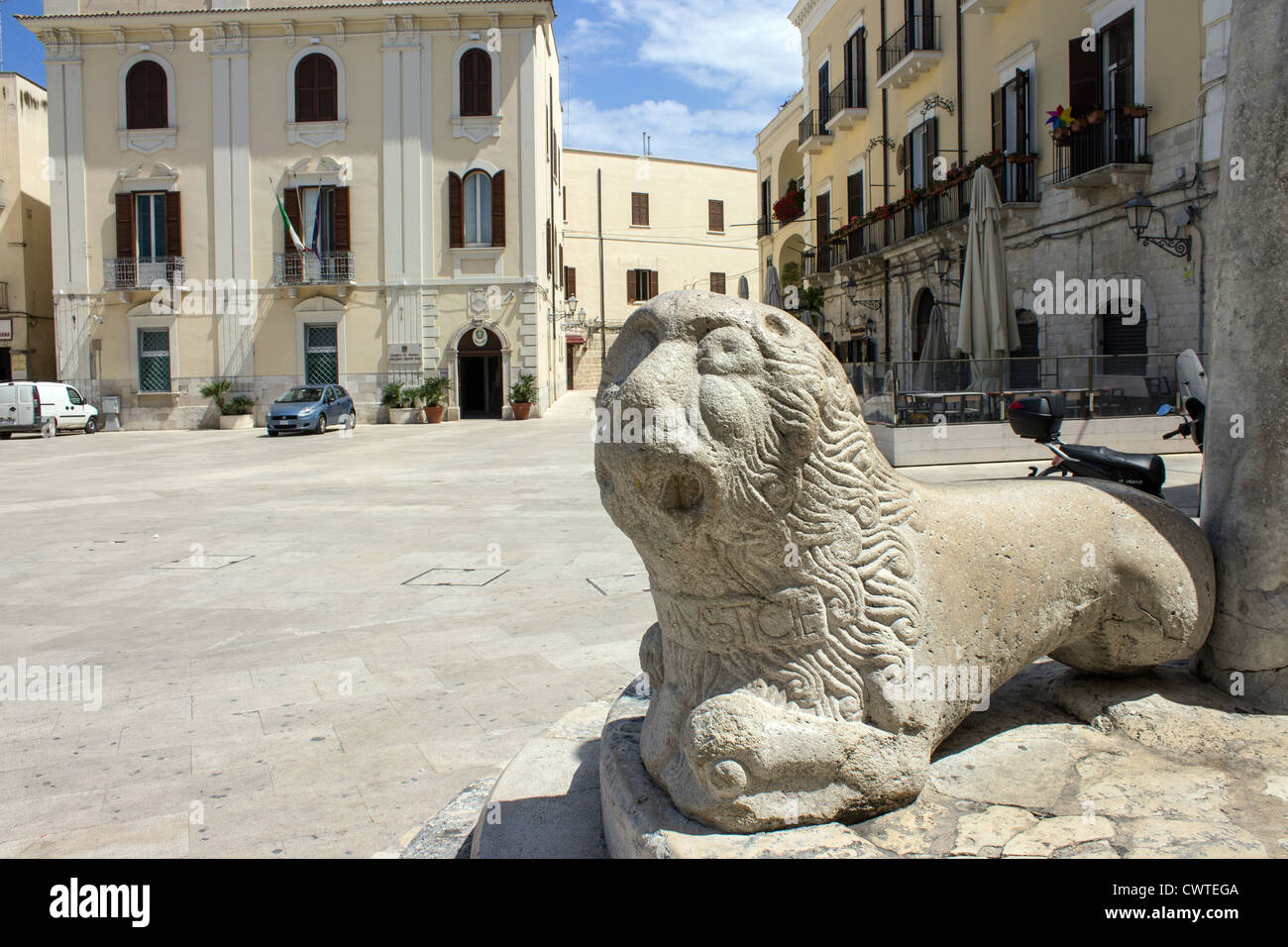 Italy, Puglia, Bari, Mercantile Square, infamous column, marble lion ...