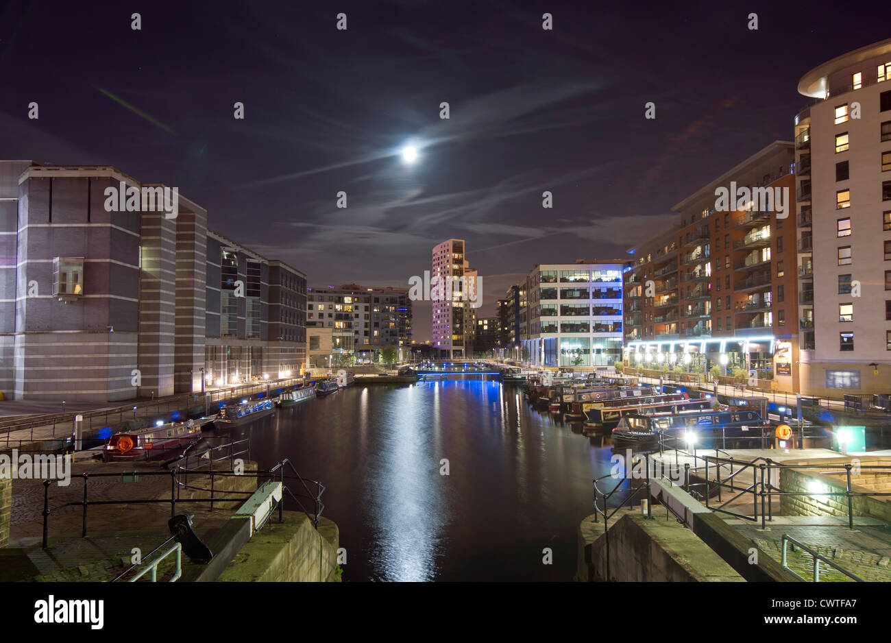 Leeds at night hi-res stock photography and images - Alamy
