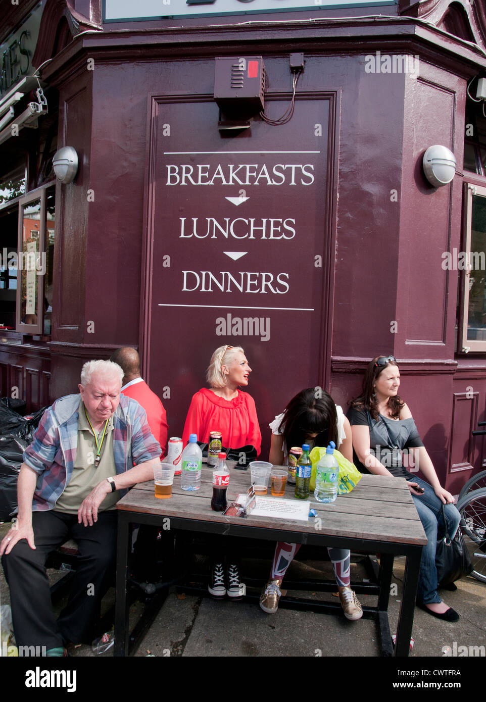 People sitting outside together hi-res stock photography and images - Alamy