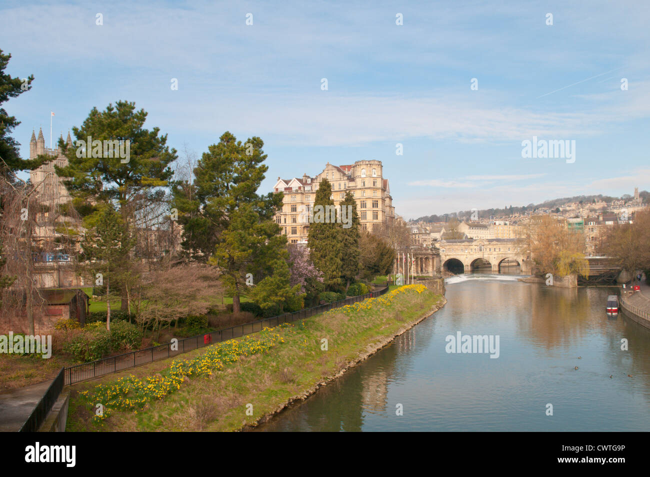 City of Bath, Somerset, UK. View up the River Avon to Pulteny Bridge ...