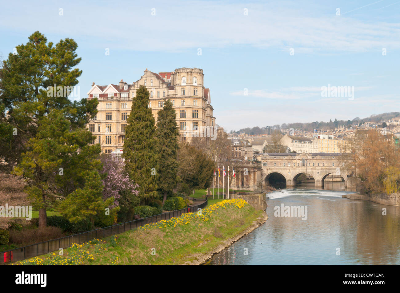 City of Bath, Somerset, UK. View up the River Avon to Pulteny Bridge ...