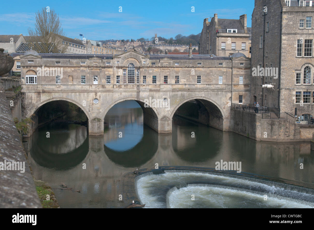 City of Bath, Somerset, UK. View up the River Avon to Pulteny Bridge ...