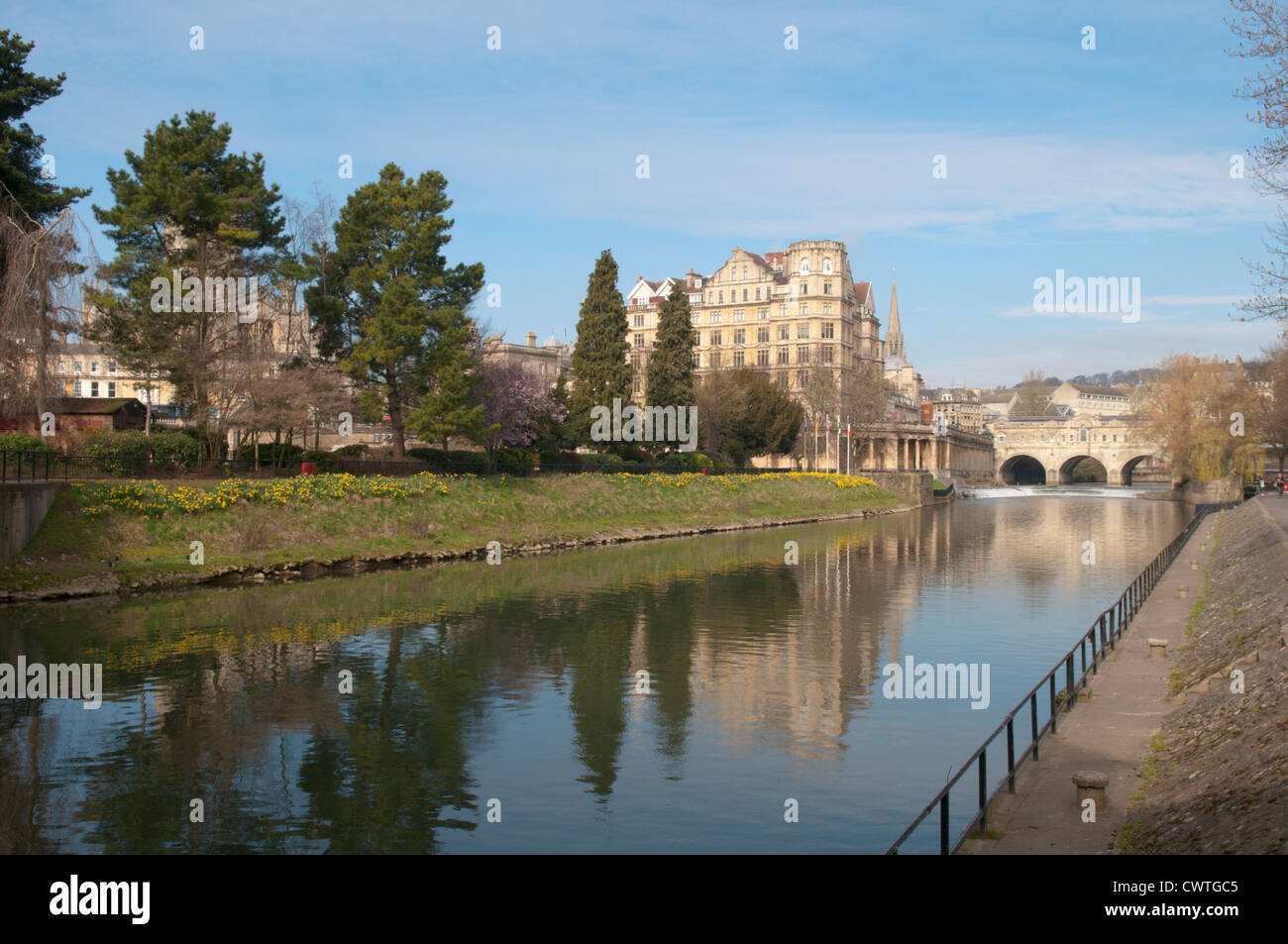 City of Bath, Somerset, UK. View up the River Avon to Pulteny Bridge ...