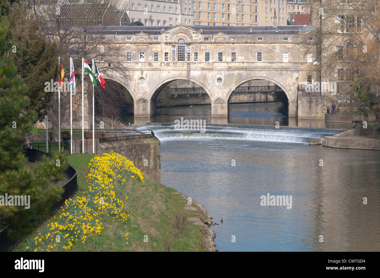 City of Bath, Somerset, UK. View up the River Avon to Pulteny Bridge ...