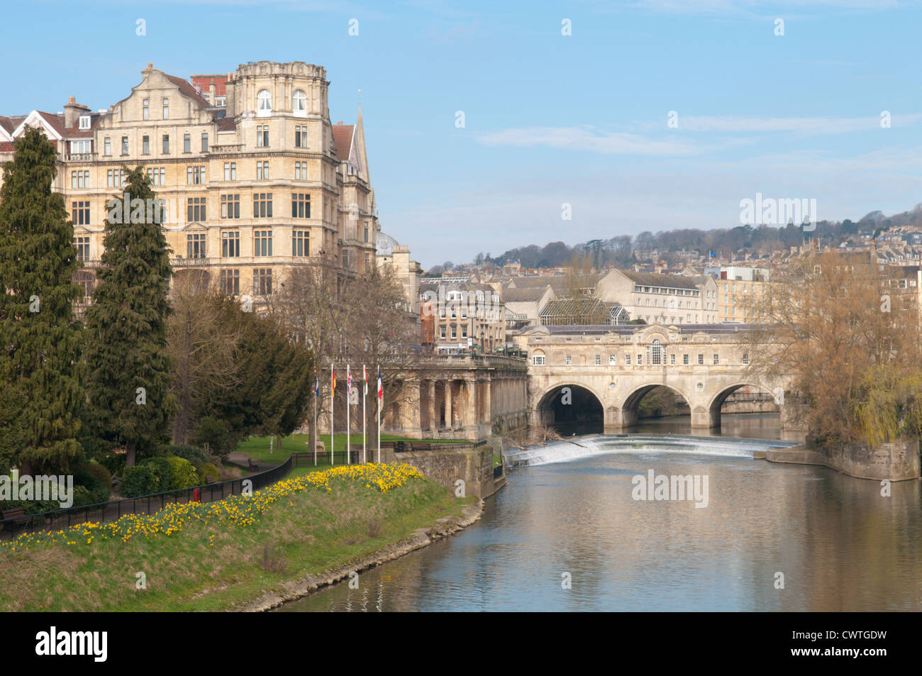City of Bath, Somerset, UK. View up the River Avon to Pulteny Bridge ...
