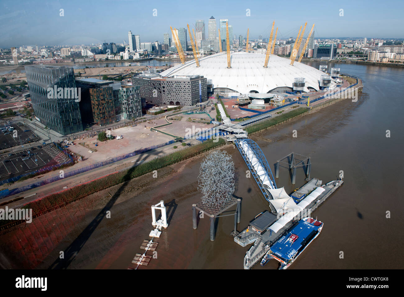 The Emirates Air Line Cable Car system crossing the River Thames from ...
