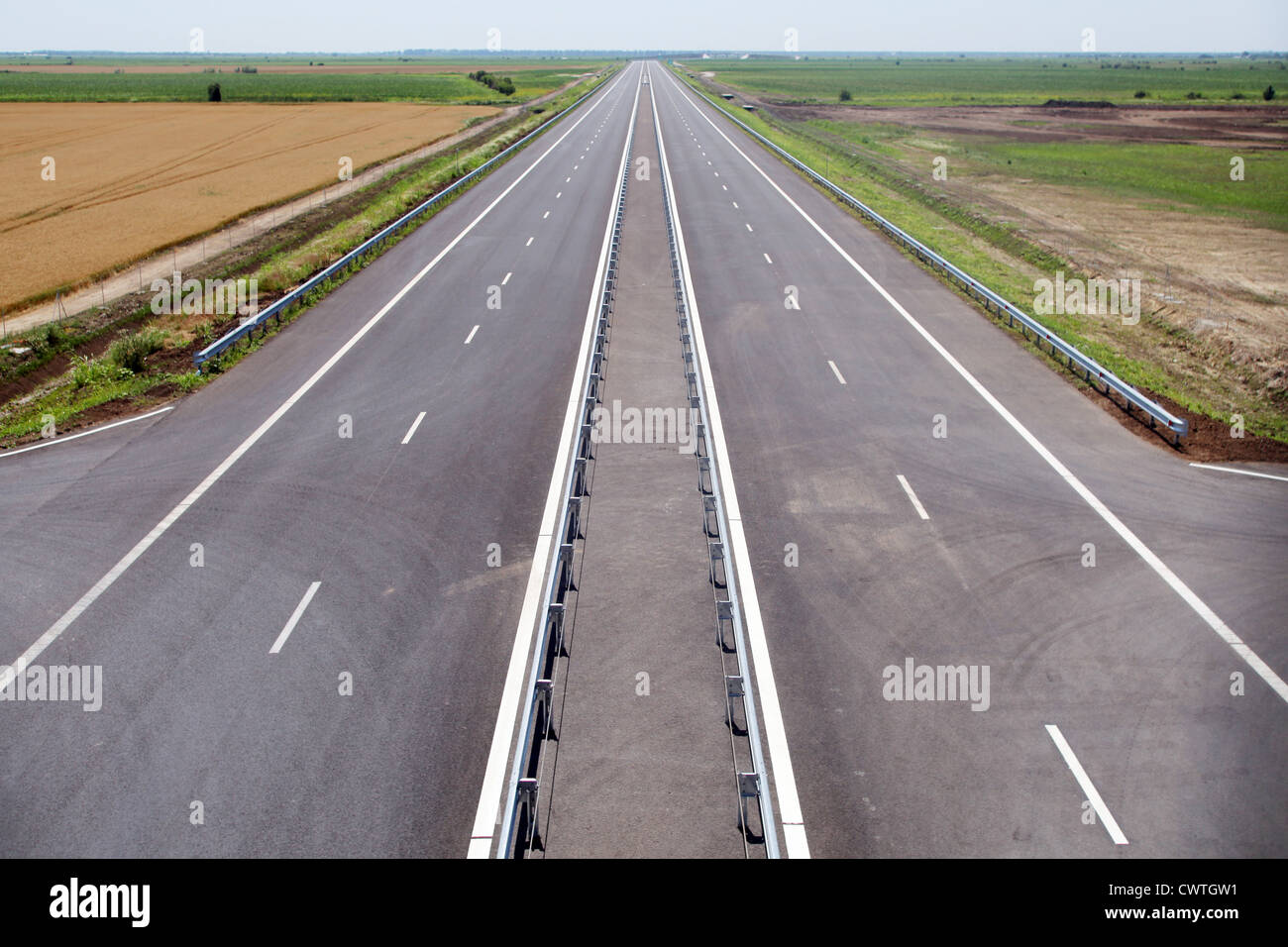 Color shot of a newly built highway with no traffic Stock Photo - Alamy
