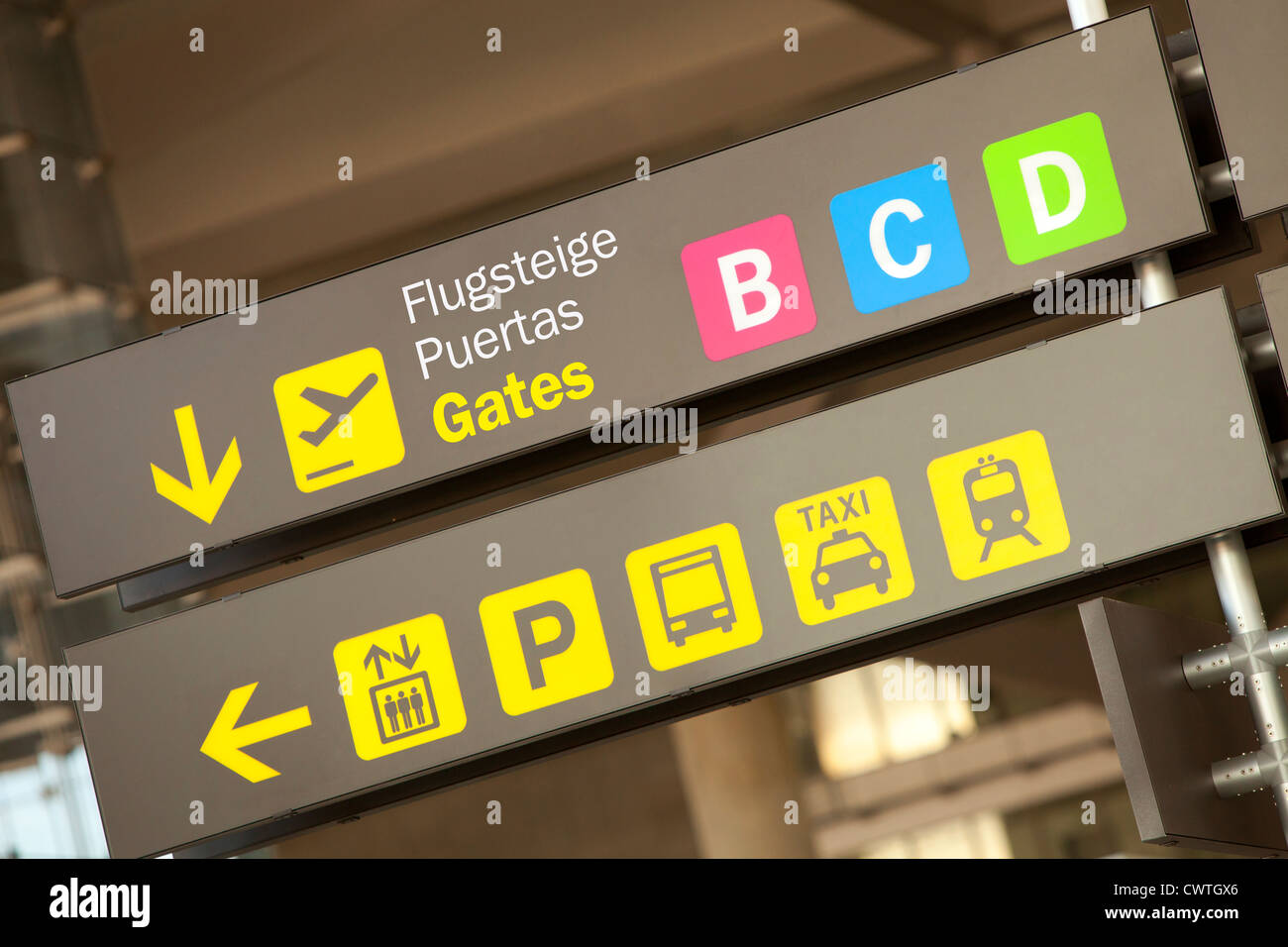 Concourse with signs hi-res stock photography and images - Alamy