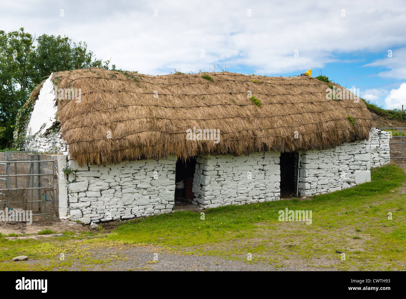 Old farm buildings ireland hi-res stock photography and images - Alamy