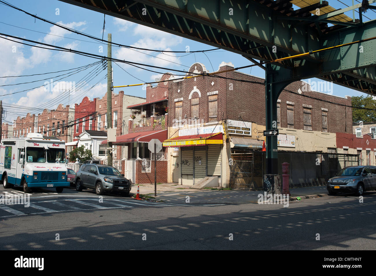 Empty boarded up building hi-res stock photography and images - Alamy