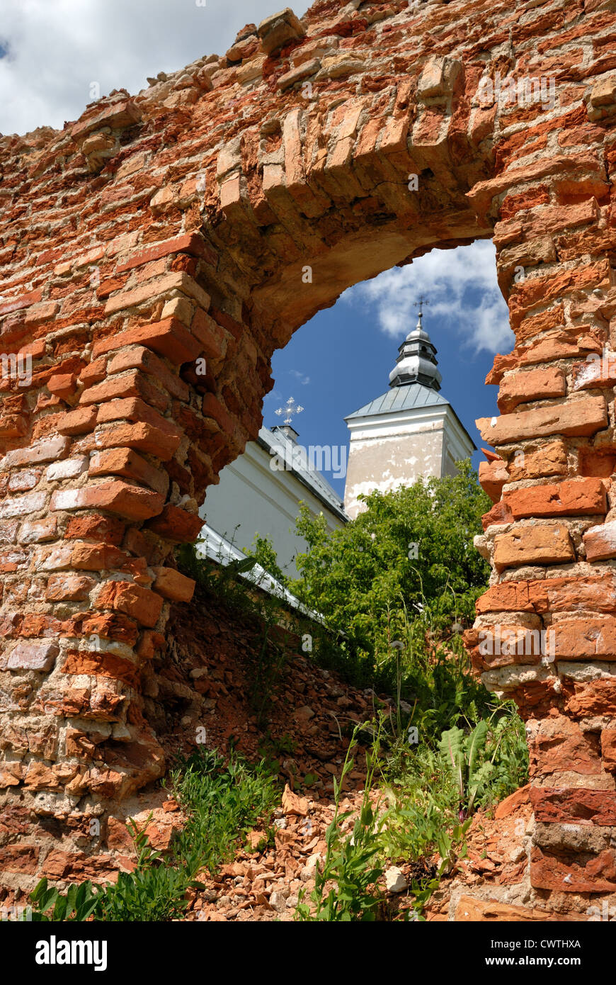 Destroyed old wall hi-res stock photography and images - Alamy