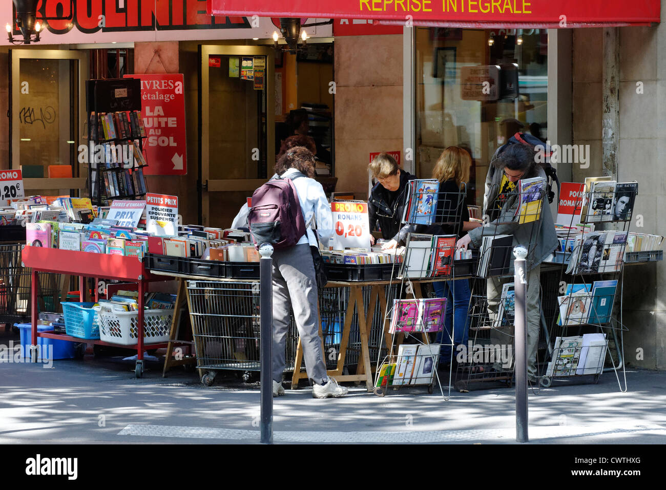 Paris book stall hi-res stock photography and images - Alamy