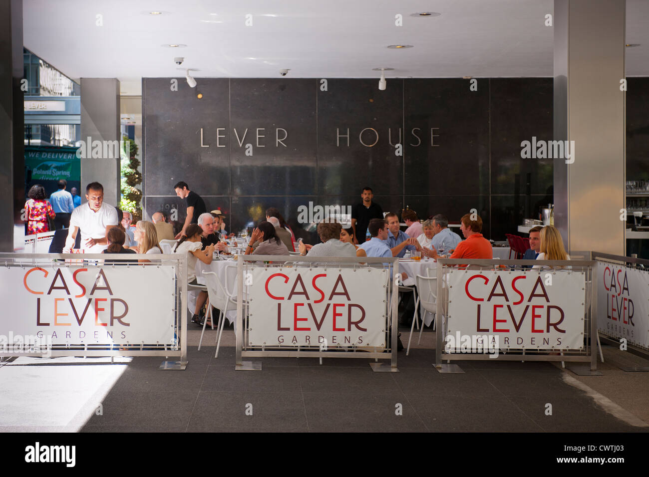 Al fresco dining at Casa Lever in the Lever House building on Park ...