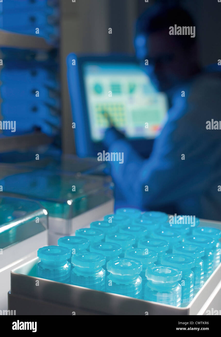 Cryogenics scientist hi-res stock photography and images - Alamy