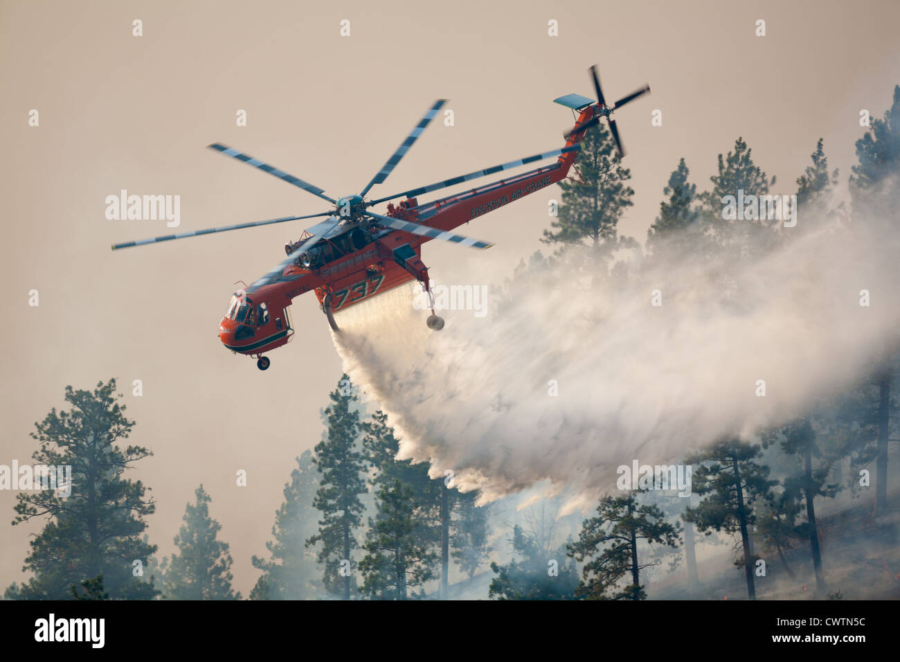 Helicopter dropping fire hi-res stock photography and images - Alamy