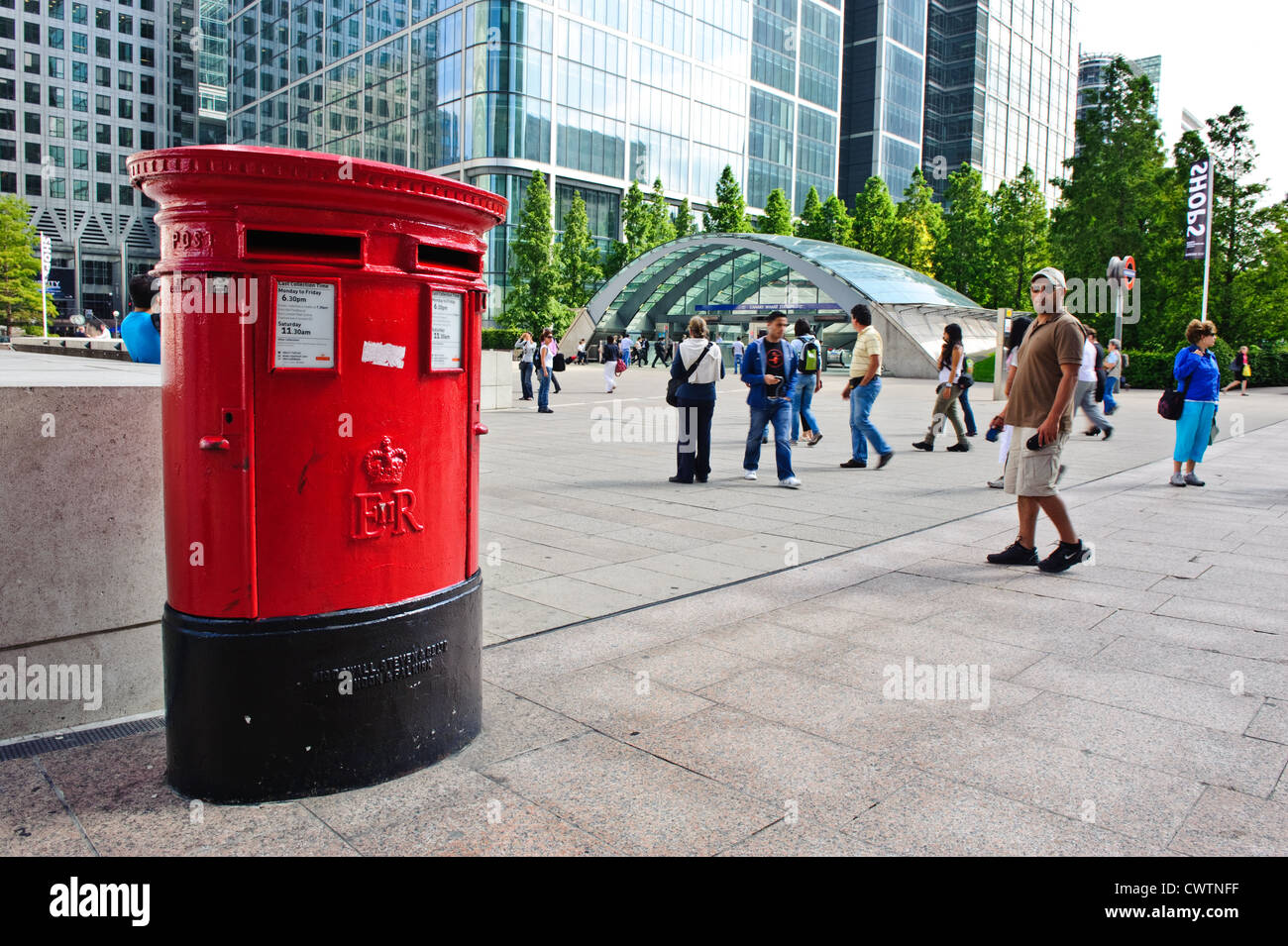 Red letterbox hi-res stock photography and images - Alamy