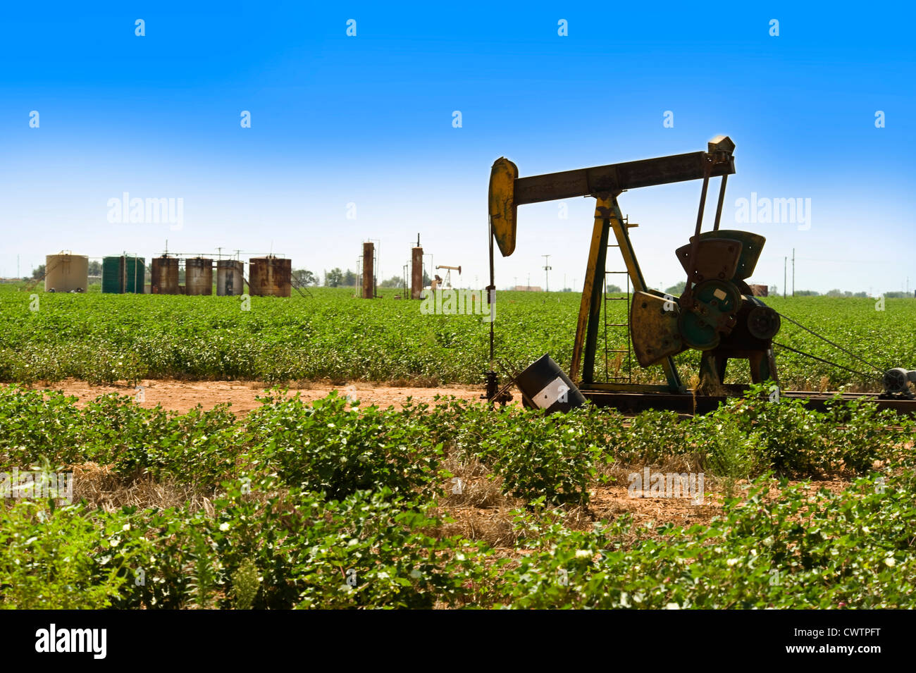 Oil Well Pumper Stock Photos & Oil Well Pumper Stock Images - Alamy