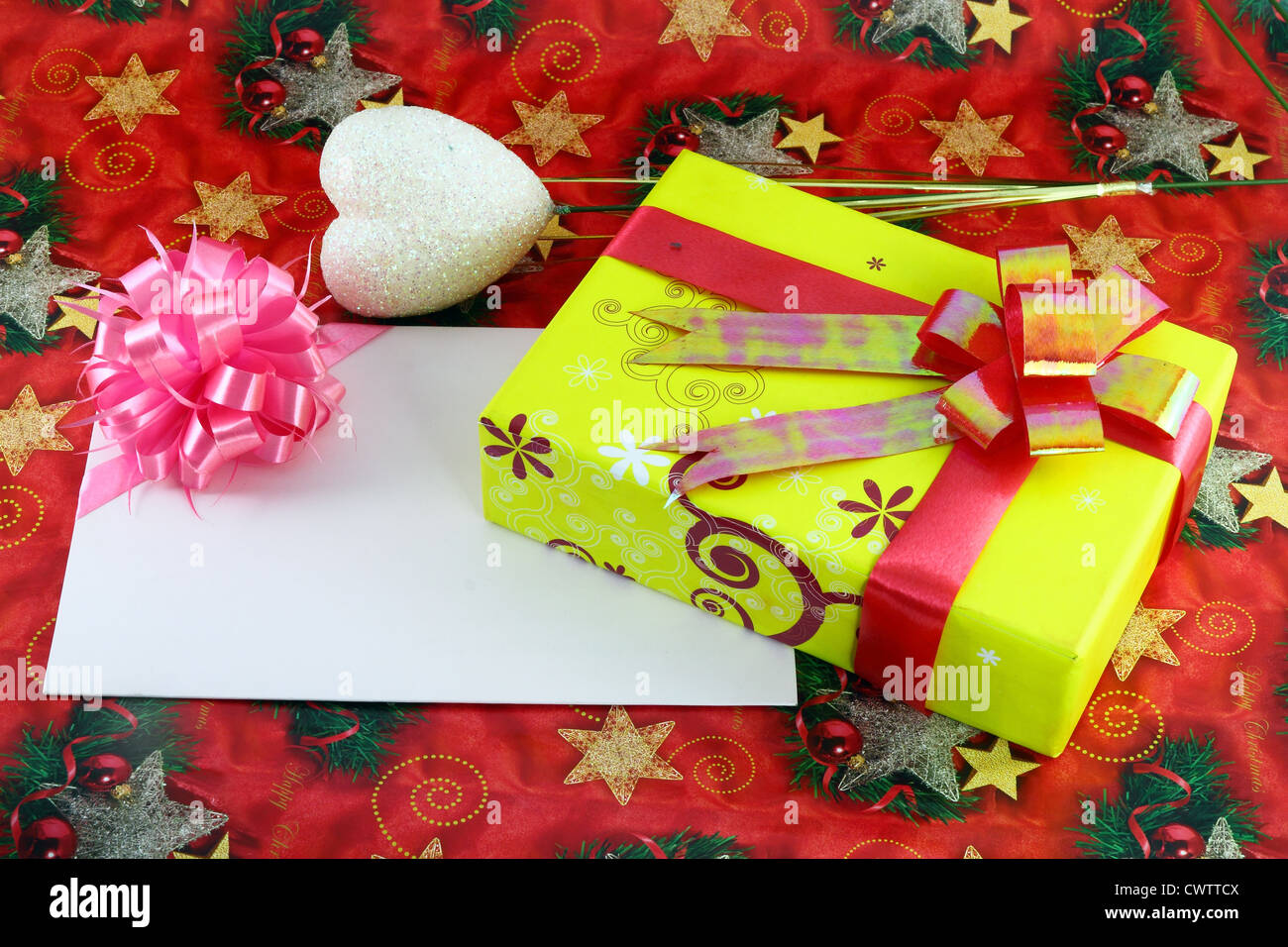 Gift box and gift card on cristmas paper background Stock Photo - Alamy