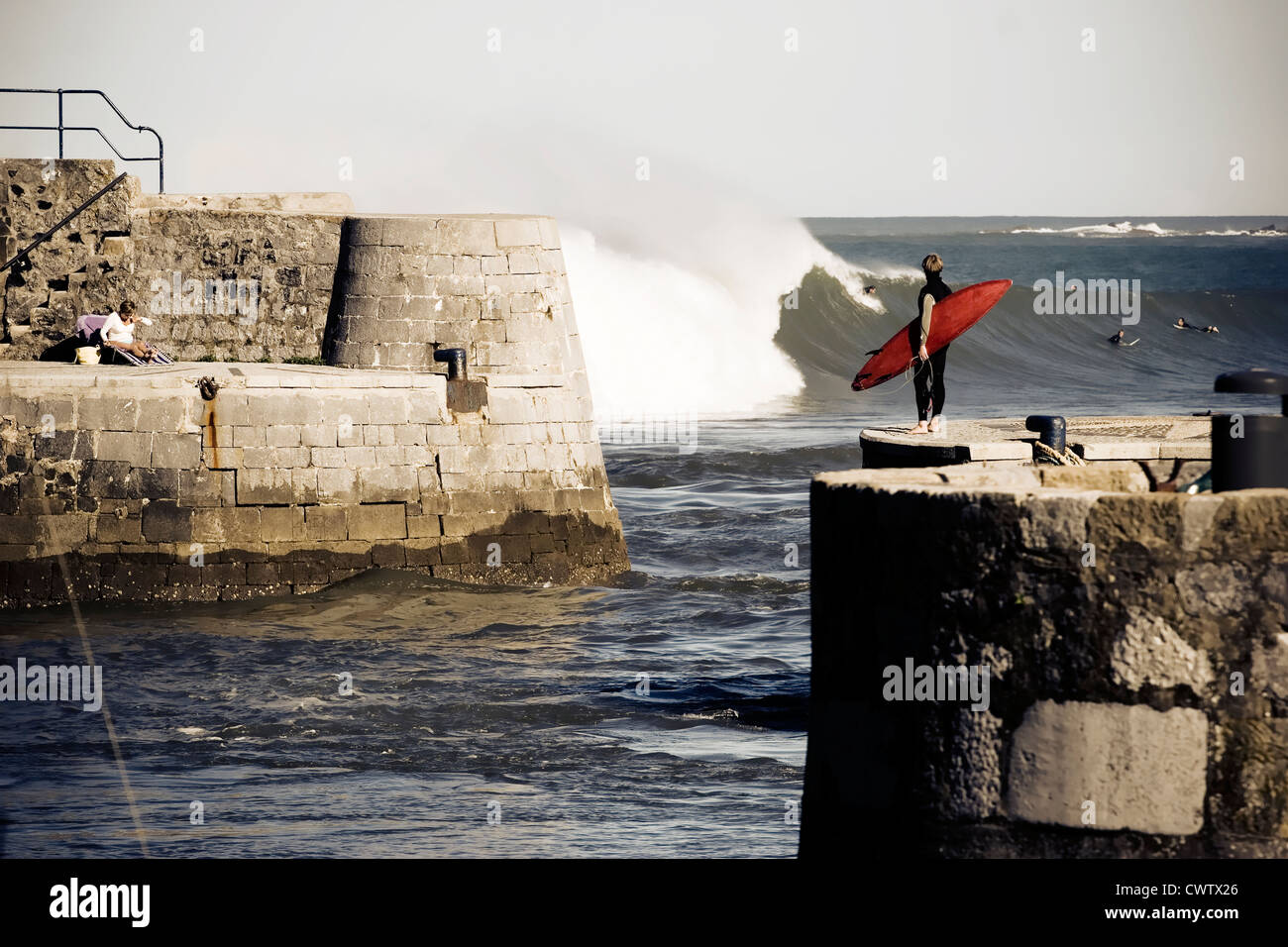 big wave surfing scenes at Mundaka, Europe's premiere wave Stock Photo ...