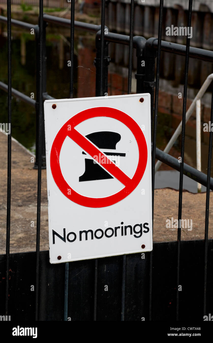 No mooring sign hi-res stock photography and images - Alamy