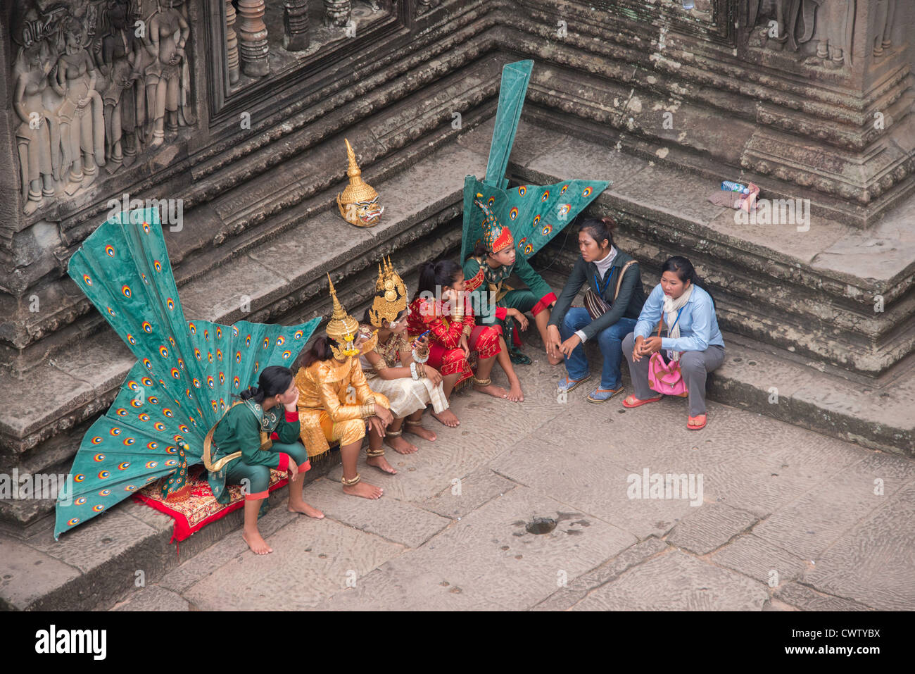 Traditional Apsara dancers at Angkor Wat temple, Siem Reap, Cambodia ...