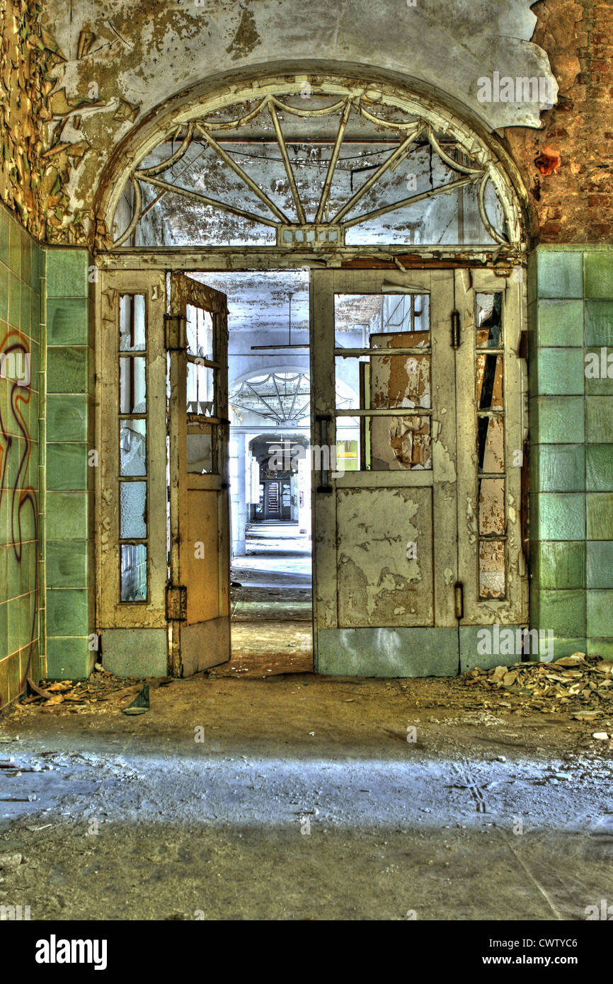 Run down building Stock Photo - Alamy