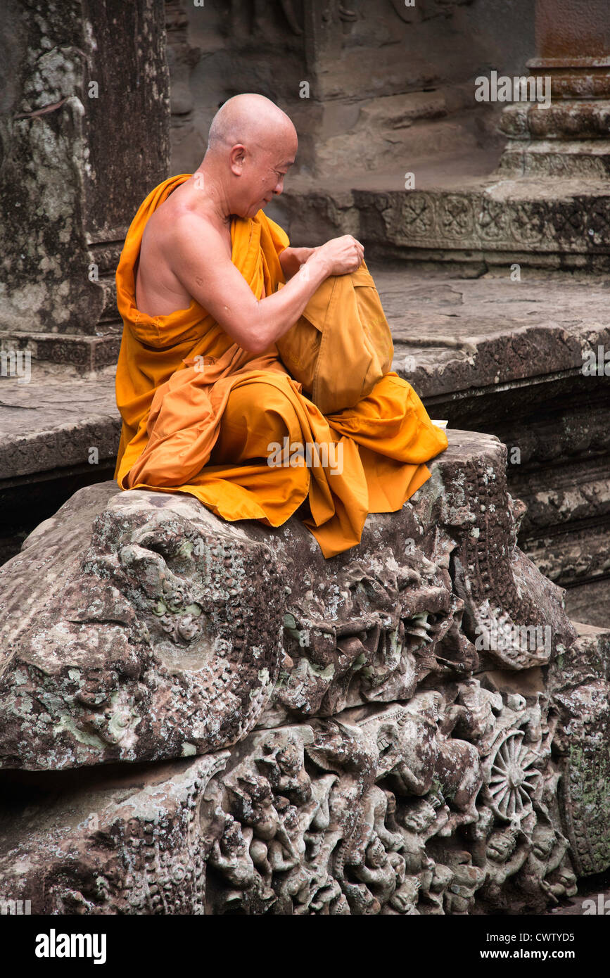 Bald buddhist monk priest hi-res stock photography and images - Alamy