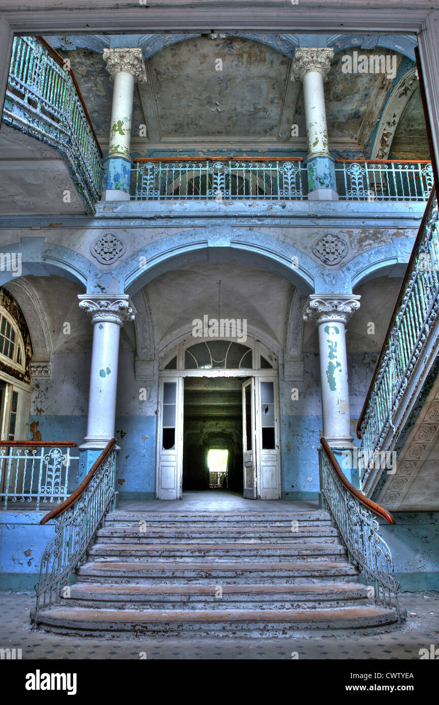 Run down building Stock Photo - Alamy