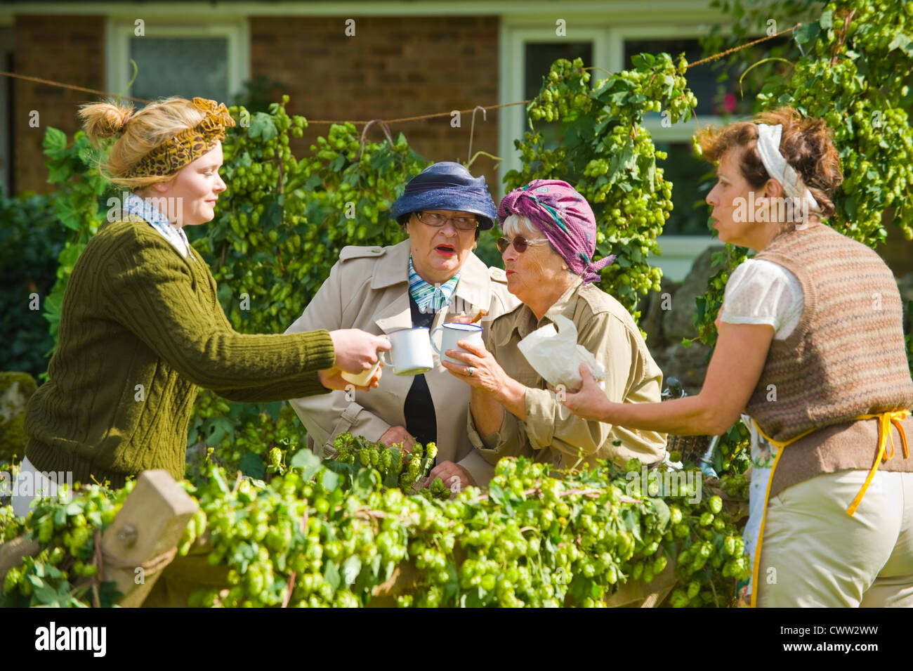 1940s hop picking hi-res stock photography and images - Alamy